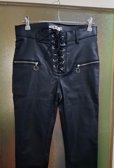 Atraktivne efektne popularne kožne pantalone