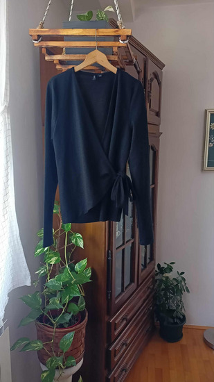 nov crni sa diskretnim srebrnim štrasom kardigan