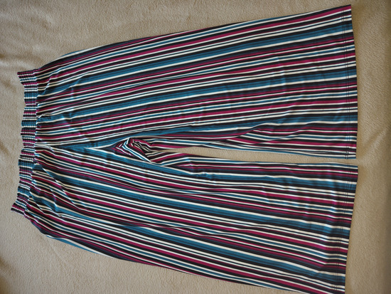 3/4 pantalone odlicnog sastava, nove