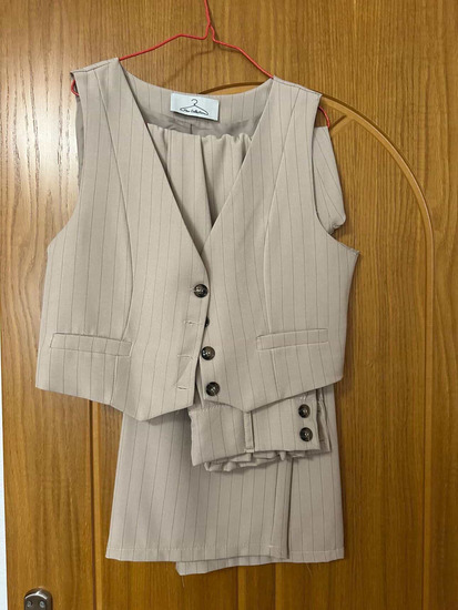 Komplet (prsluk i pantalone)