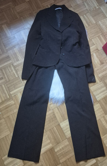 Crno odelo na prugice