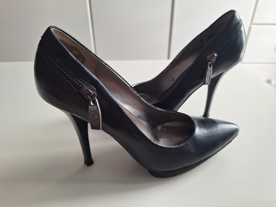   Sniženje  Guess salonke