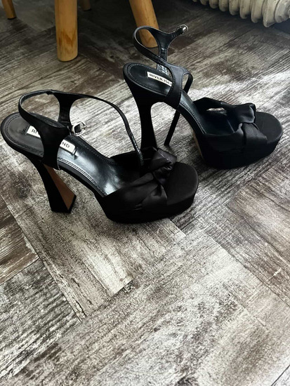 River Island stikle