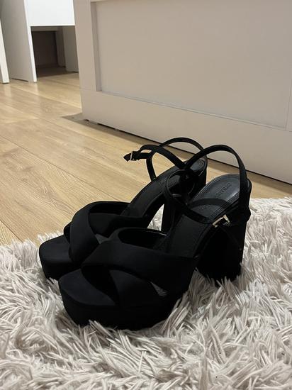 Stradivarius Crne sandale na štiklu