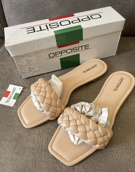 Nove papuce, sa etiketom