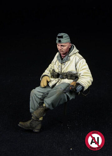 NEW! D-DAY miniature studio 35296 German WWII Waffen SS Soldier Sitting (Winter 1943-1945 / 2 Figures)