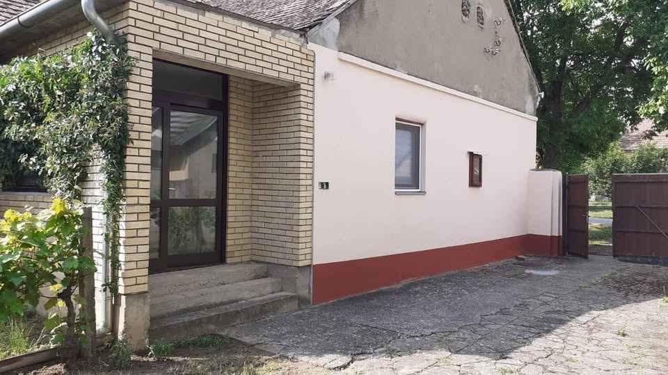 Kuća je odmah useljiva. Vlasništvo je 1/1.