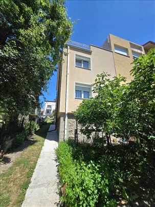 Pravi porodični dom sa garažom i dvorištem