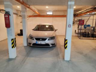 Parking mesto za auto/motor za Izdavanje