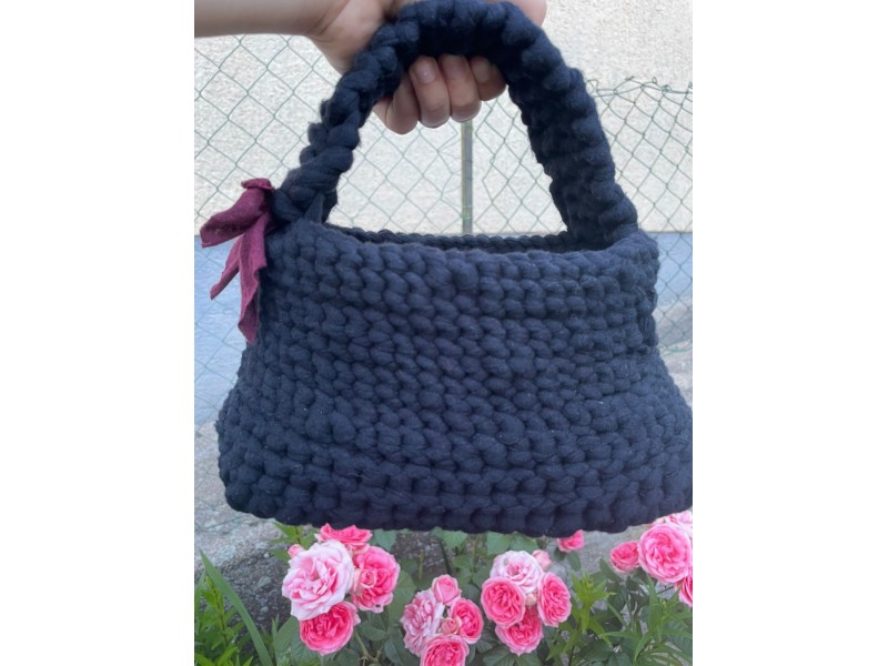 Noir Elegance – ručno heklana torba