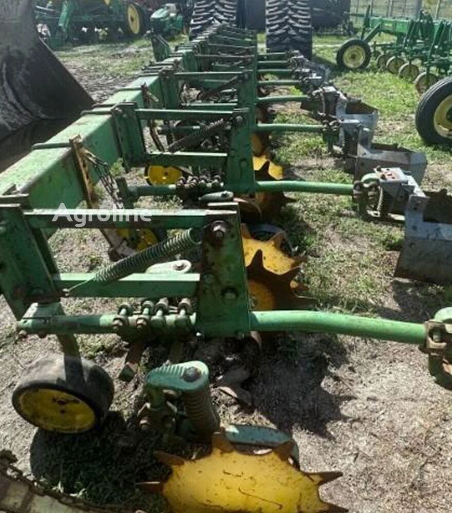 John Deere 8R kultivator