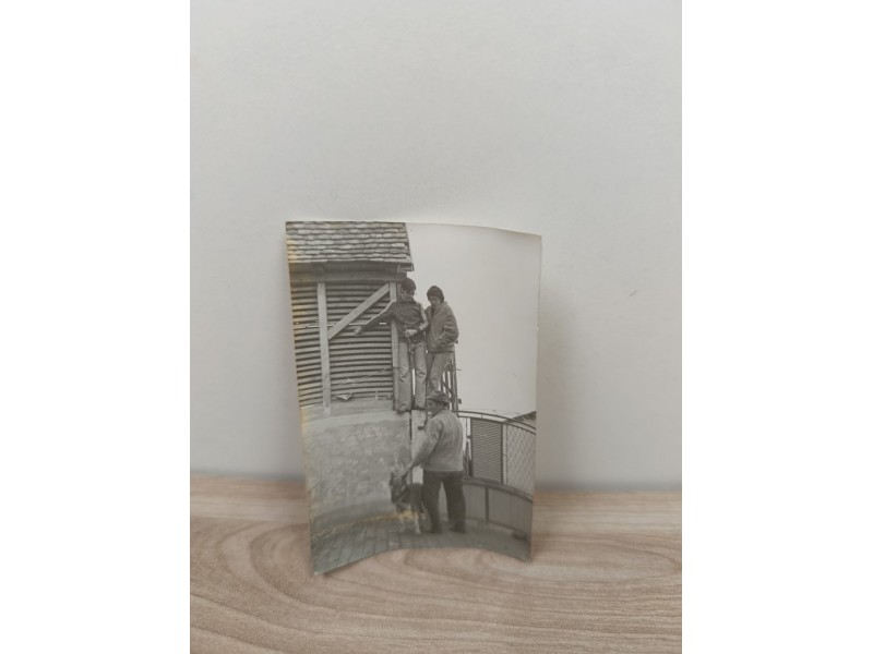 Vintage fotografija ljudi na selu
