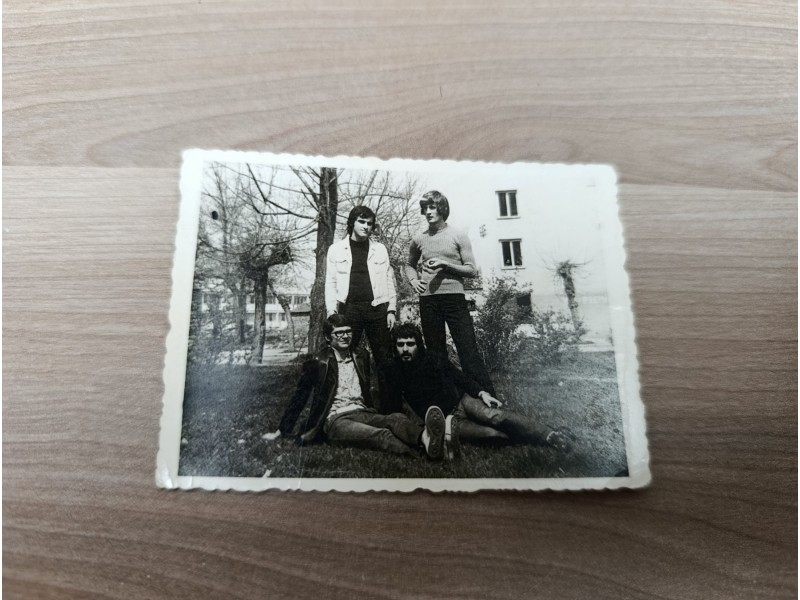 Vintage fotografija drugari poziranje u parku