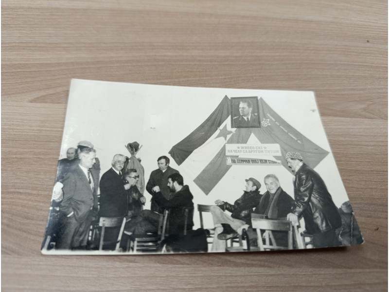 Vintage fotografija drugovi ispod slike Tita