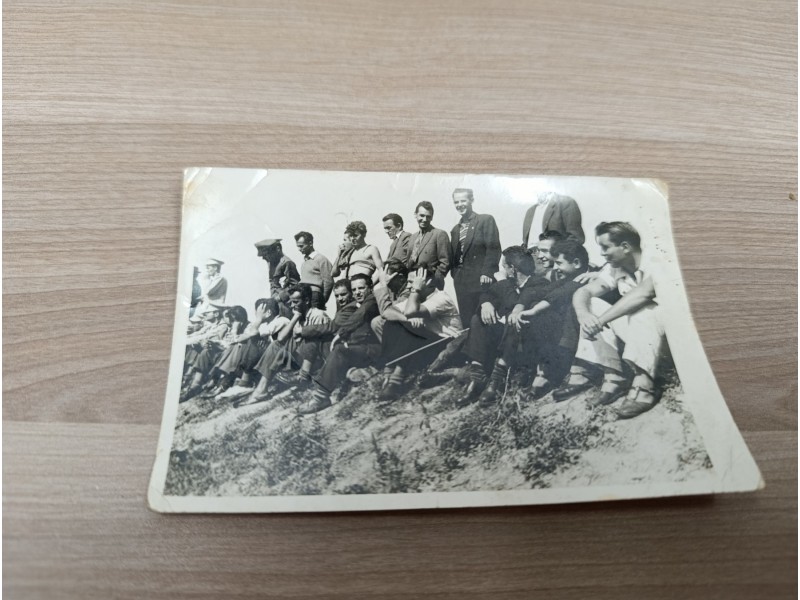 Vintage fotografija drugari gledaju utakmicu