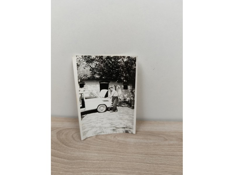 Vintage fotografija deda i auto