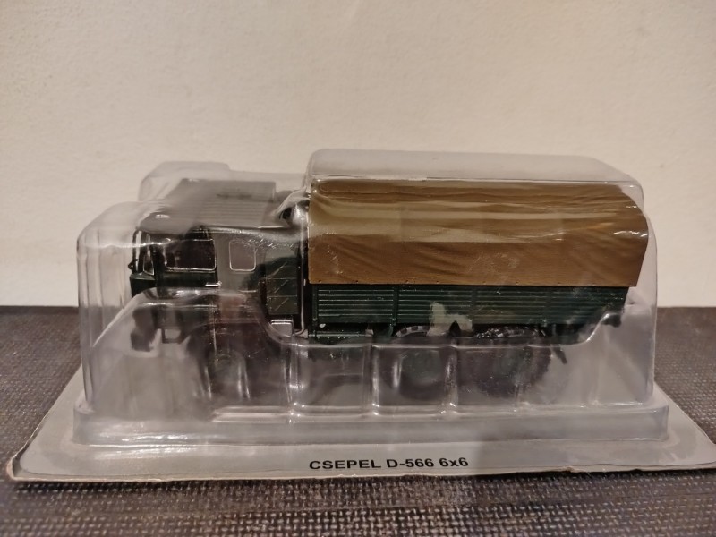 Scepel D566 6x6 1:43 Akcija legendarni kamioni