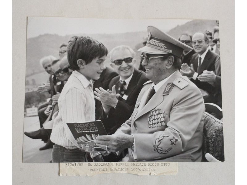 foto NA KADINJAČI PIONIR PREDAJE PLOČU TITU 1979.