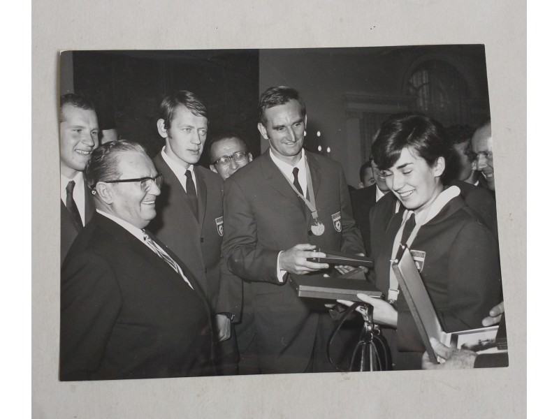 foto DJURDJA BJEDOV PRIMA POKLON OD TITA 1968.
