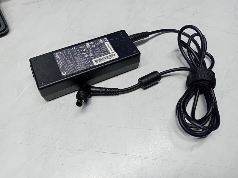 HP punjac sa iglicom 19V 4,74a ispravan 7.4x5.0 mm