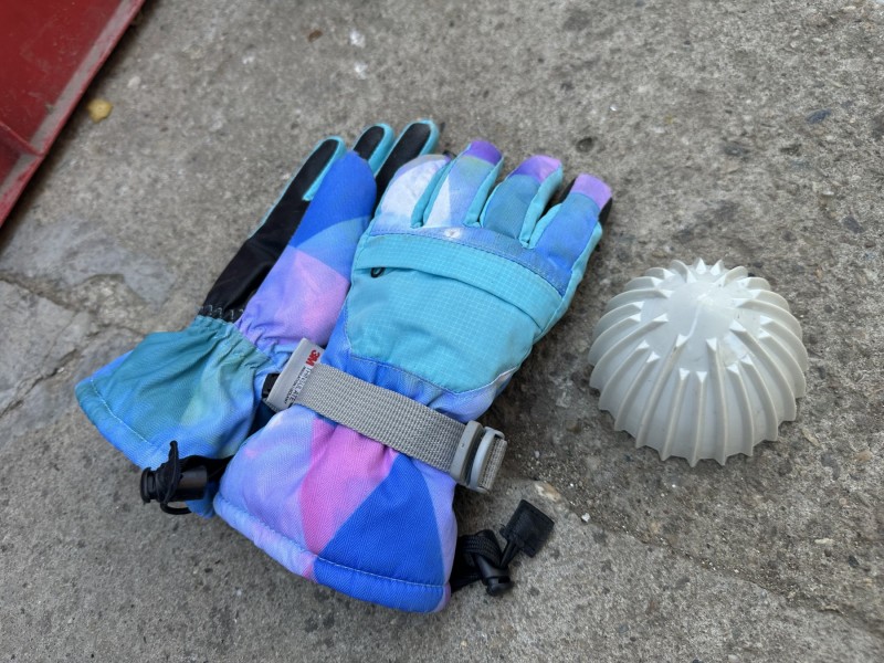 Rukavice zimske XS i držač plastican