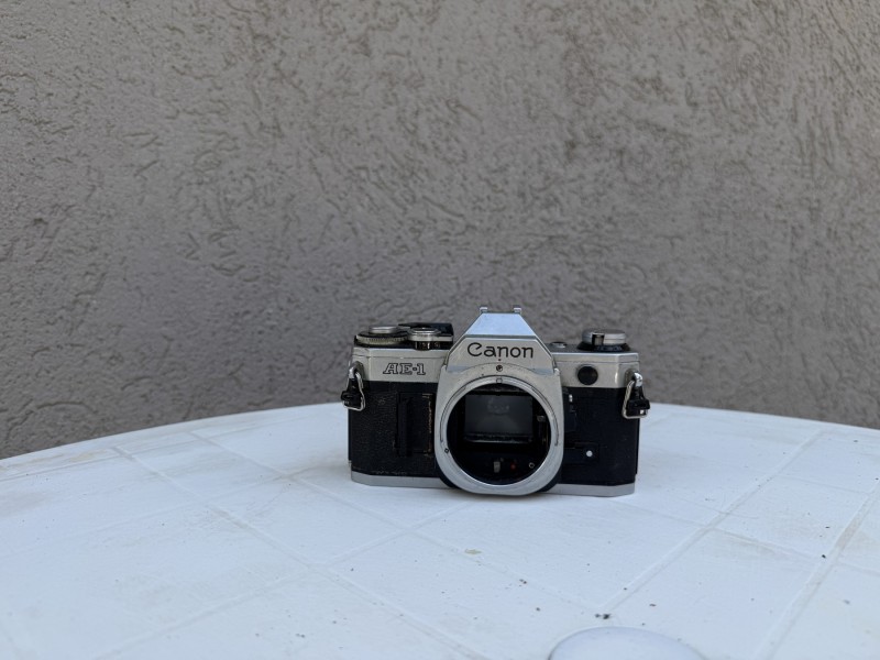 Canon AE-1 SLR Analogni Fotoaparat *RETKO*