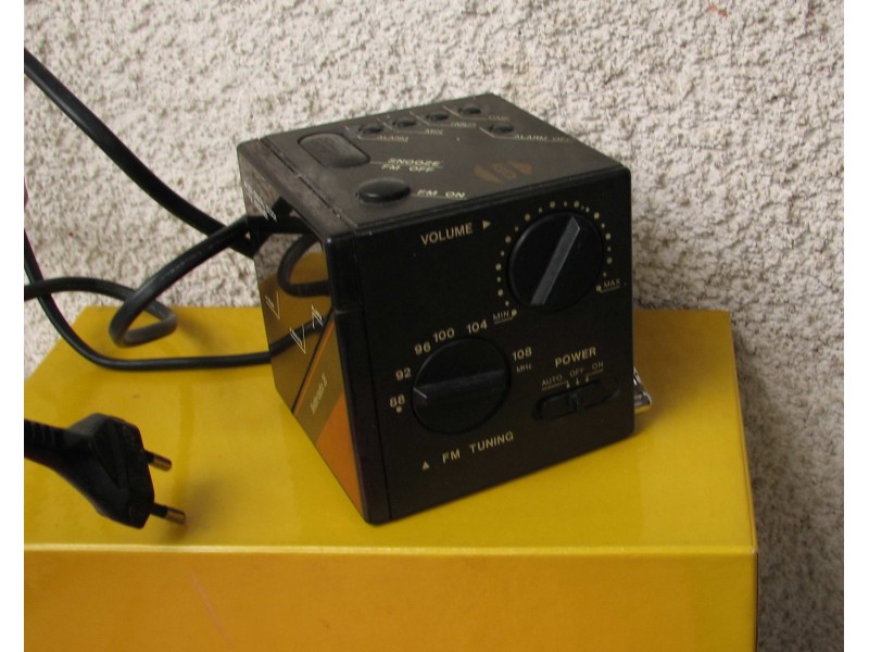 Stoni radio sat na struju