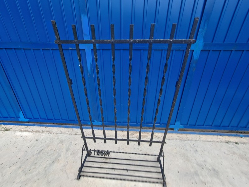 Veliki metalno kovani predmet ili slicno ***