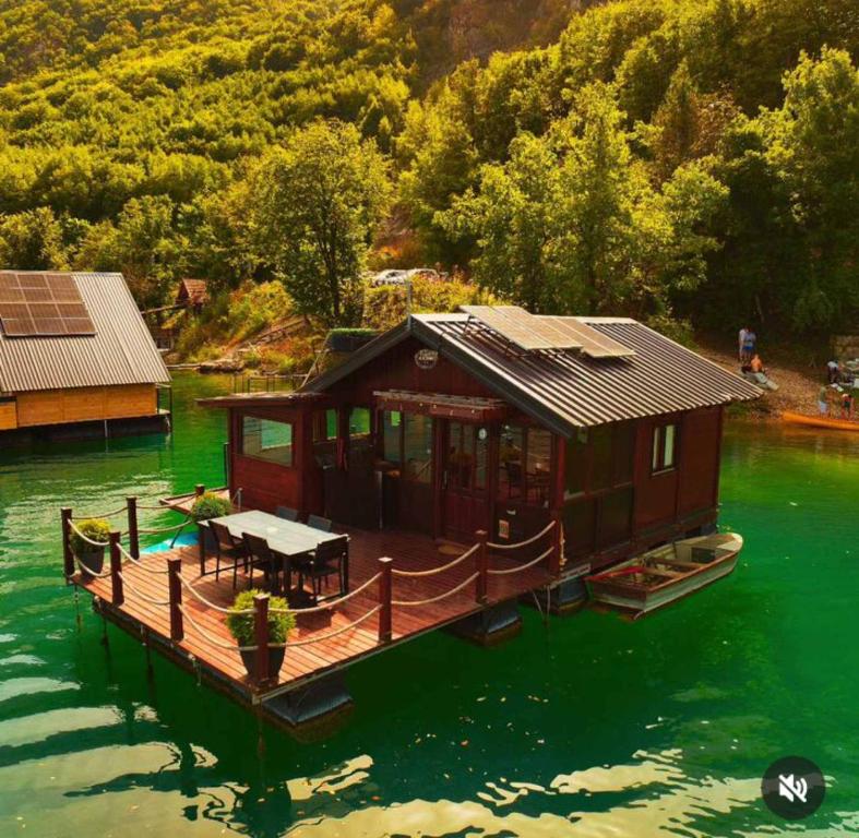 Victoria Lake Hous