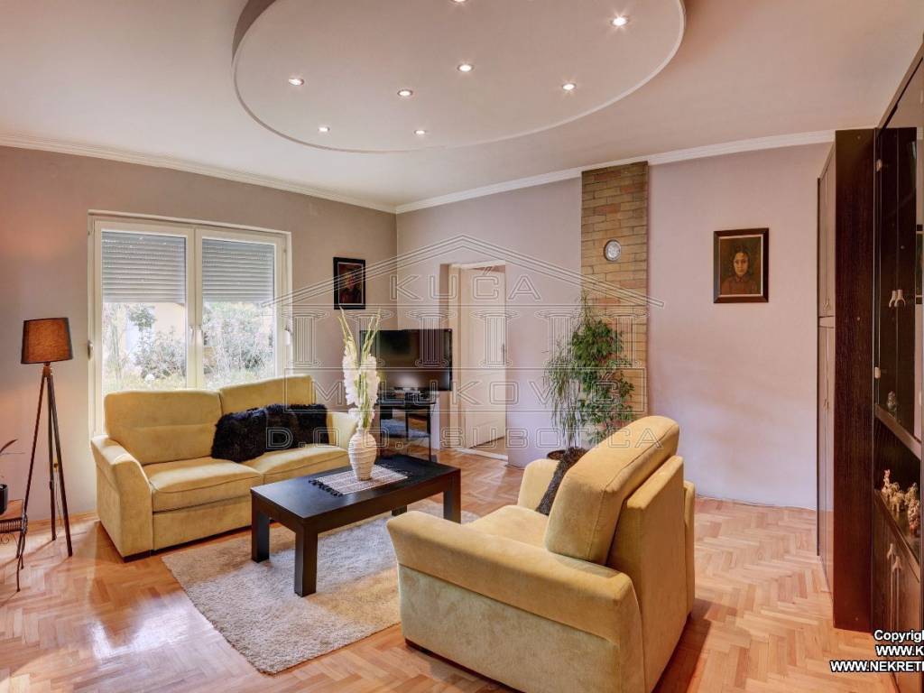 Vikendica, odlično stanje, 128 m², Centar 1, Subotica