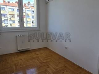 Trosobni stan Branka Krsmanovića, Niš