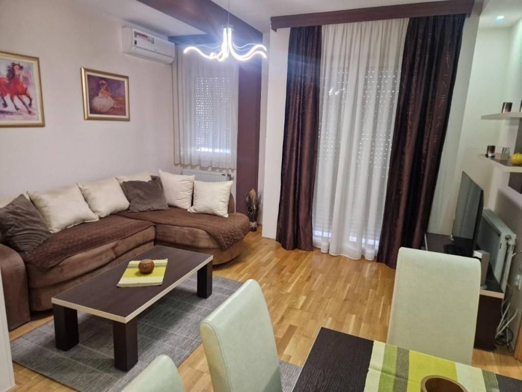 Trosobni stan visoko prizemlje, Socijalno - Rotkvarija, Novi Sad