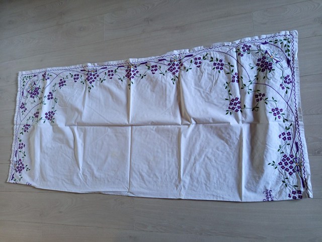 Stolnjak vezeni 152 x 140 cn