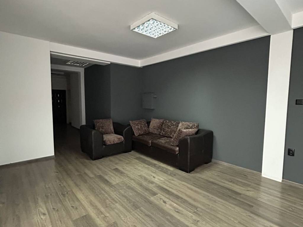 Trosobni stan prvi sprat, Veternik Centar, Novi Sad
