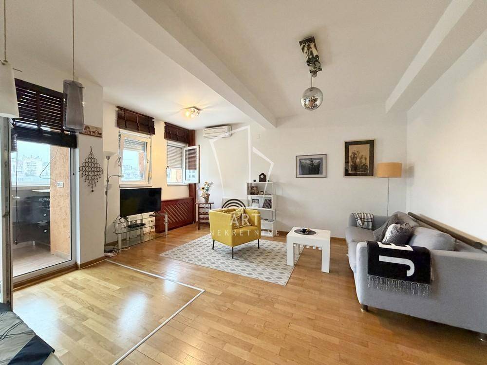 Trosobni stan Sime Igumanova, Hram Svetog Save - Neimar - Čubura, Beograd