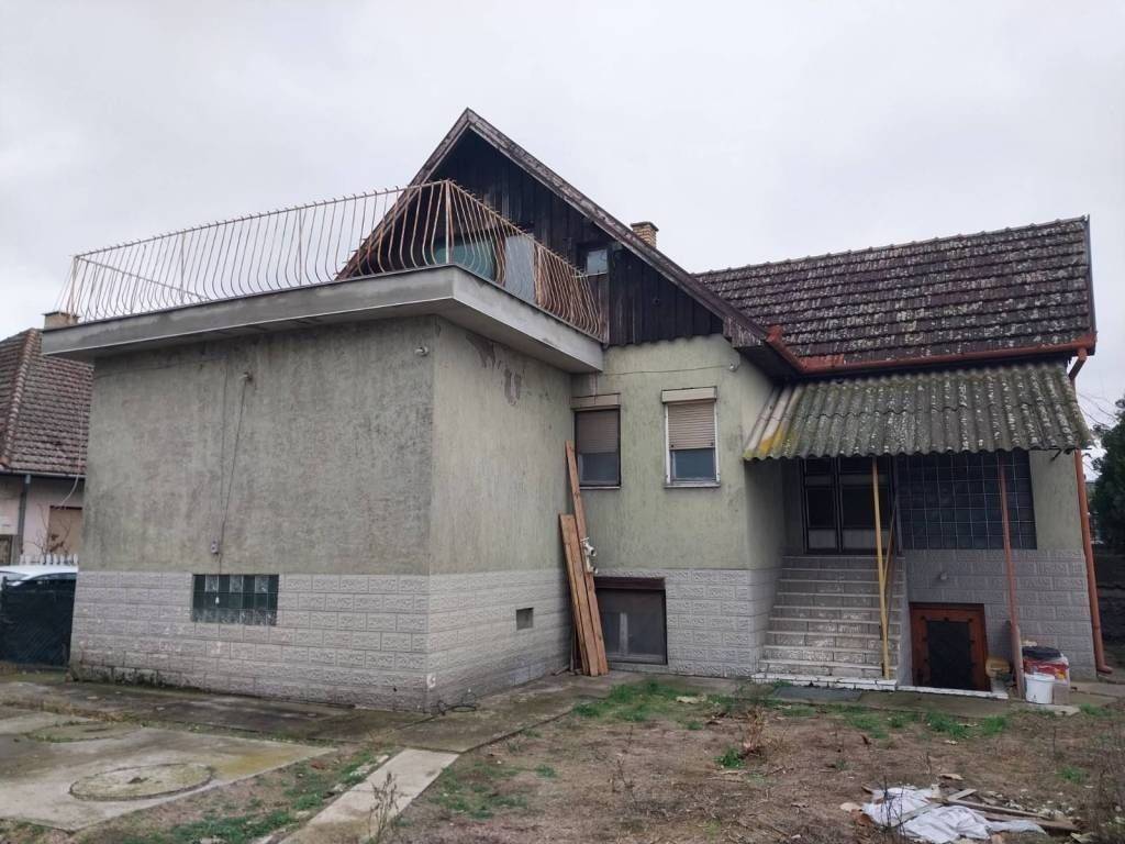 Samostalna porodična kuća 279 m², za renoviranje, Makova sedmica, Subotica