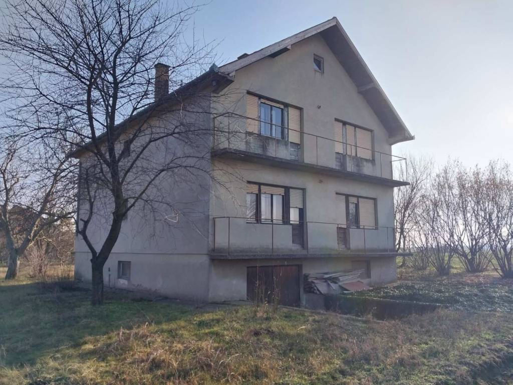 Samostalna porodična kuća 240 m², za renoviranje, Centar 1, Subotica