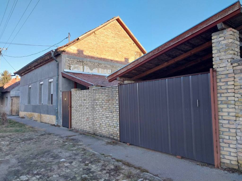 Samostalna porodična kuća 120 m², za renoviranje, Centar 1, Subotica