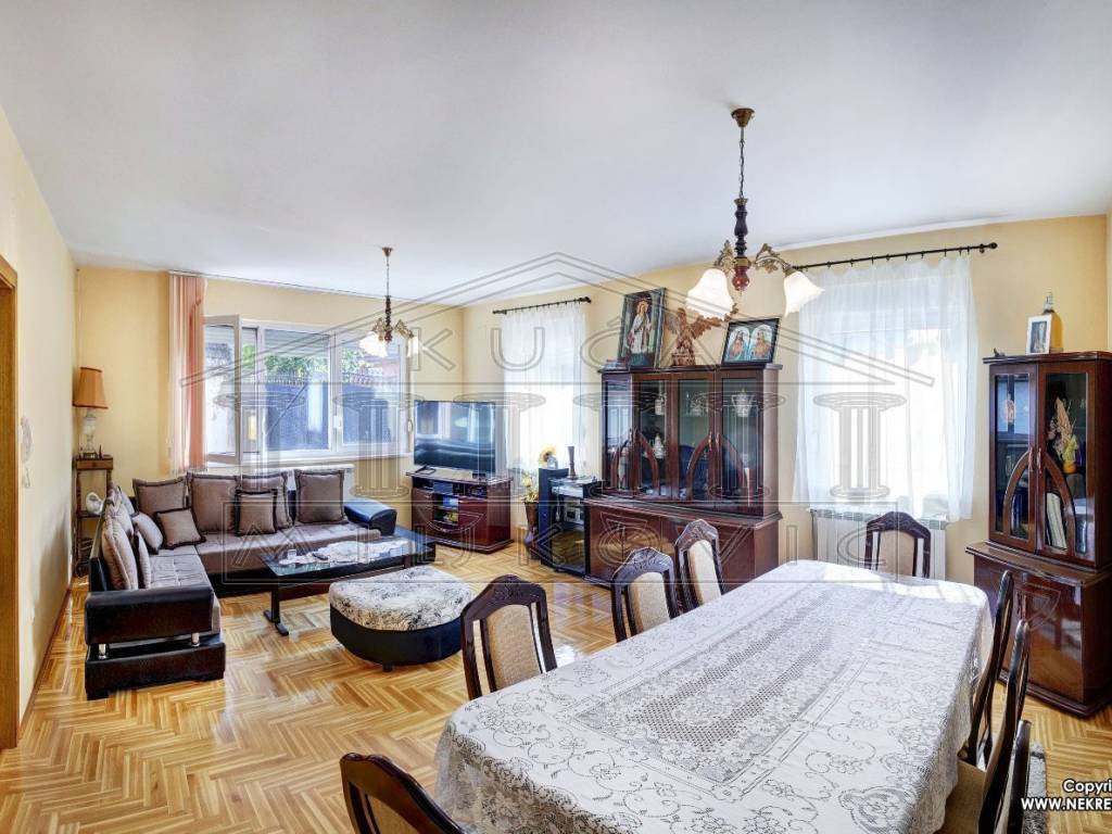 Samostalna porodična kuća 296 m², novo, Centar 1, Subotica