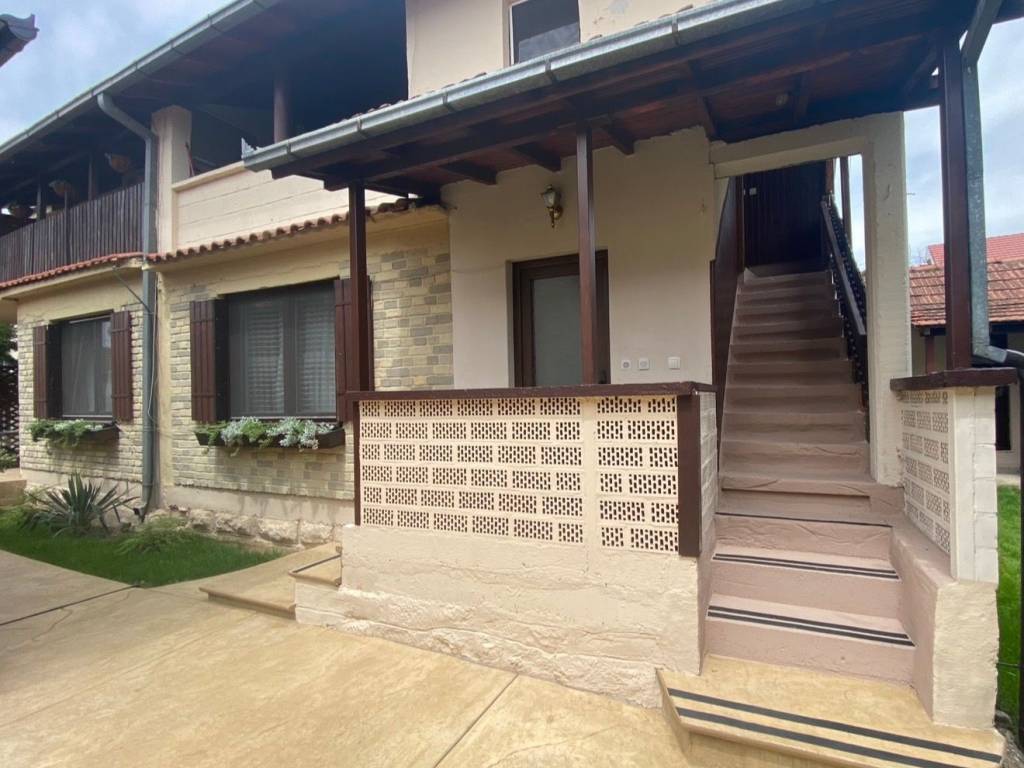 Višeporodična kuća 371 m², u dobrom stanju, Stanovo, Kragujevac
