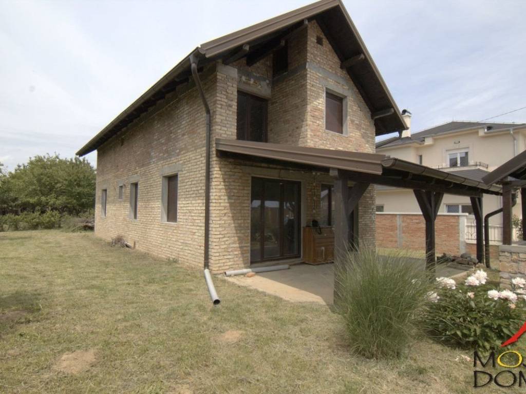 Samostalna porodična kuća 140 m², Centar - Stari Majur, Novi Sad