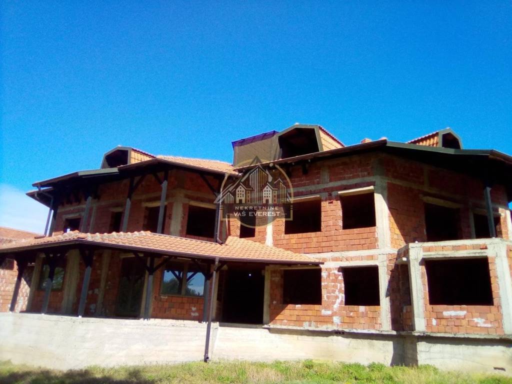 Samostalna porodična vila 1300 m², Niš