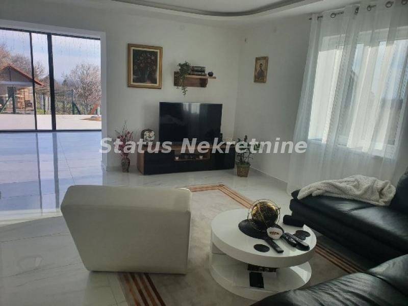 Samostalna porodična kuća 360 m², Centar, Irig