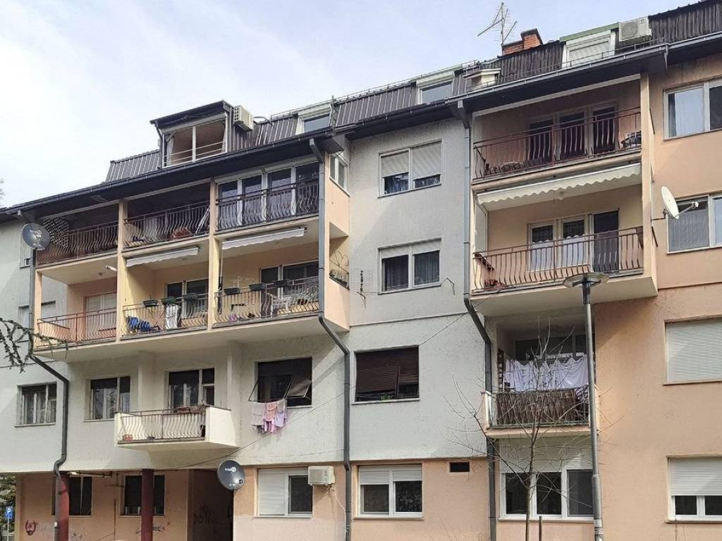 Trosobni stan Loznica, Loznica