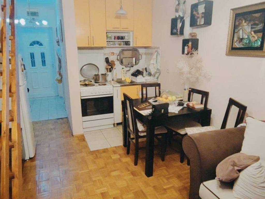 Dvosobni stan za renoviranje, prvi sprat, Grbavica, Novi Sad