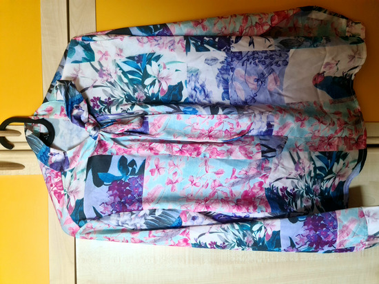 Bluza sa mašnom oko vrata