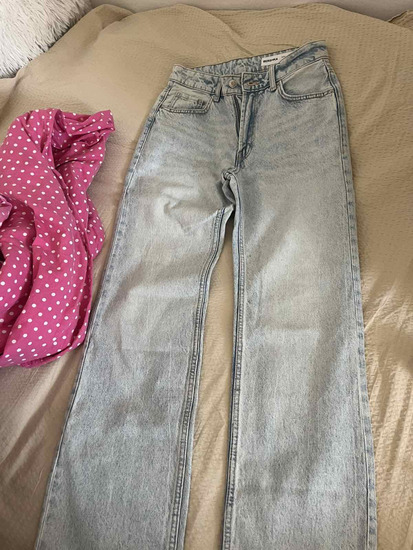Bershka Nove zenske farmerke 36