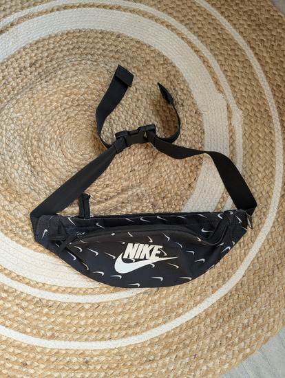 NiKE torbica oko struka