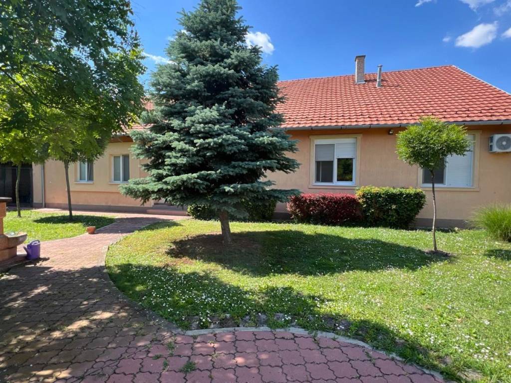 Samostalna porodična kuća 280 m², odlično stanje, Sombor