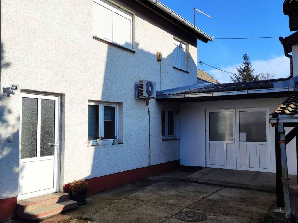 Samostalna porodična kuća 200 m², Centar - Stari Majur, Novi Sad